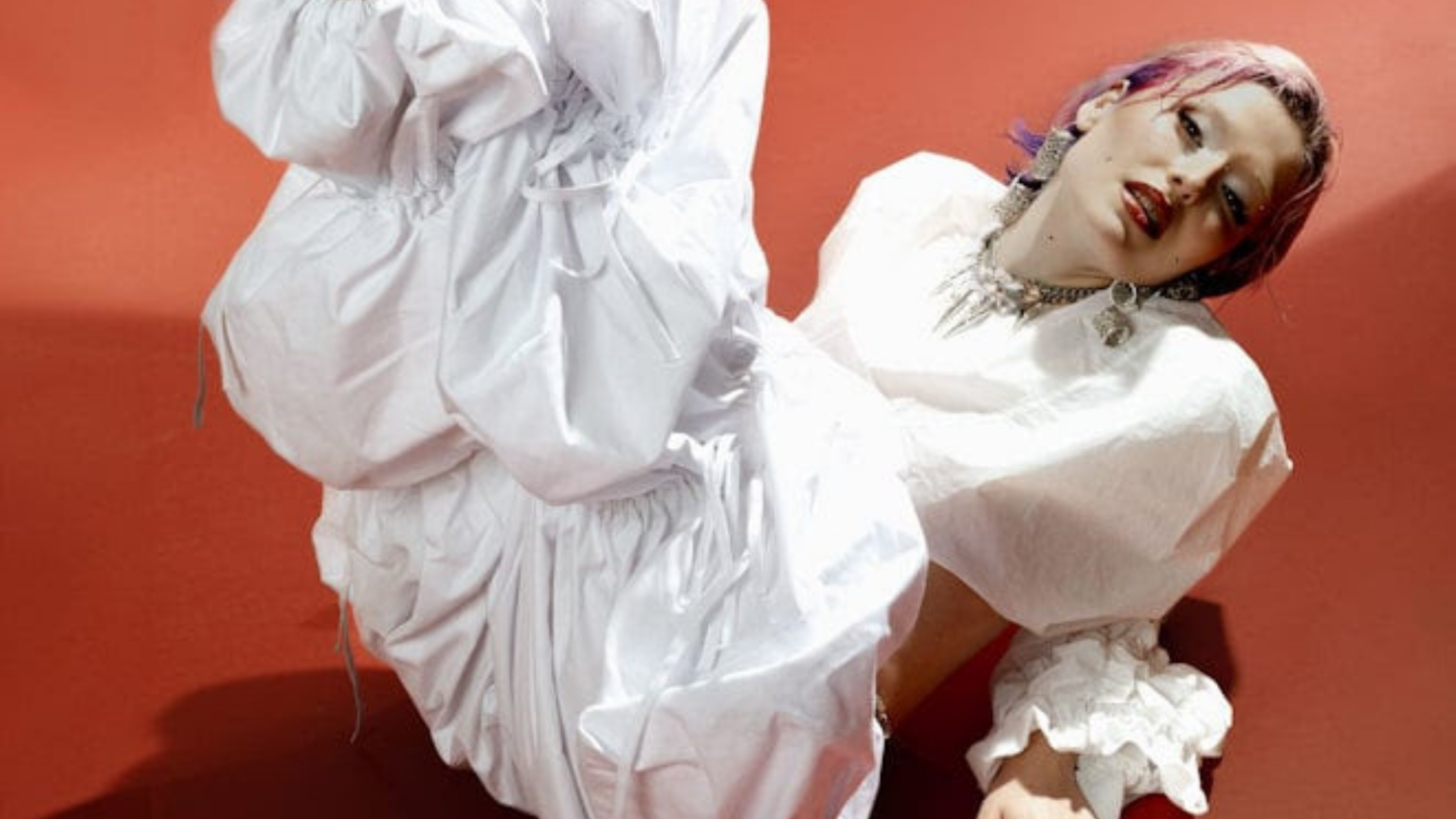 Sofía Coll estrena su nueva canción 'DisTorsioNaDa (lalala)', una ...